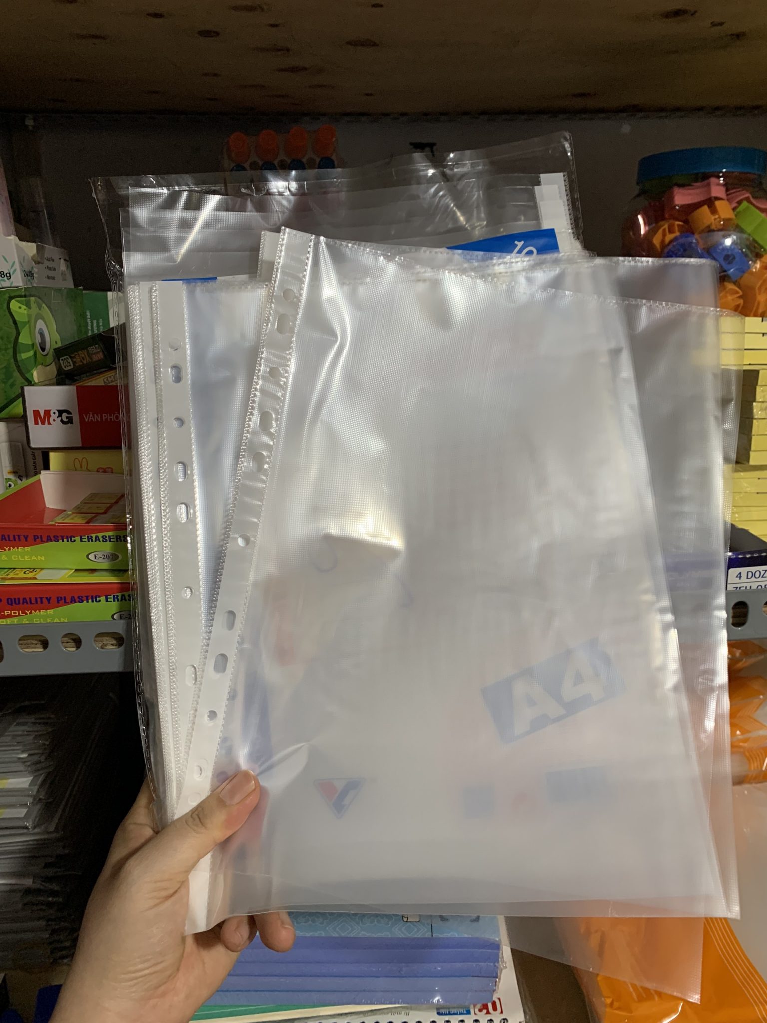 Bìa lỗ A4 - 600g (100 cái / xấp) - Văn Phòng Phẩm - Dụng cụ Văn Phòng giá rẻ gần đây nhất TPHCM